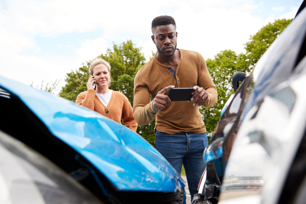 ¿Debo tomar fotos de mi accidente de carro? – Equipo Legal